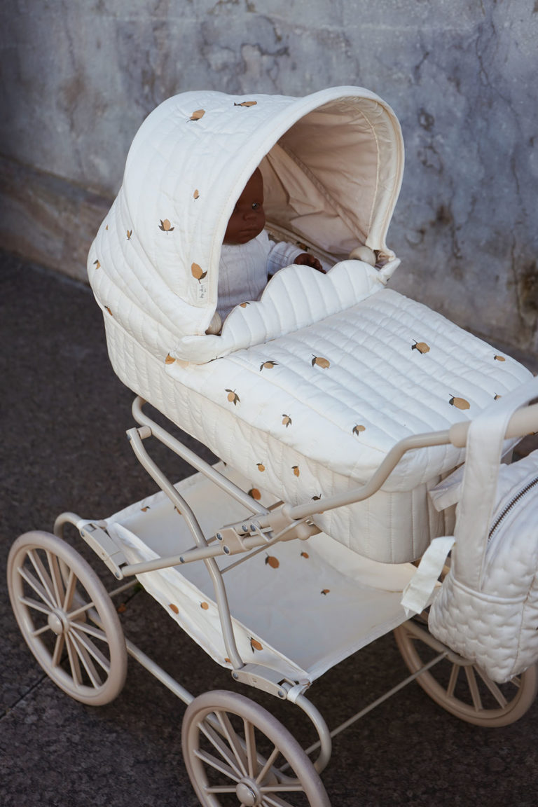 DELISTED Konges Sløjd Puppenwagen „Marguerit Berry“ - Hipster Baby