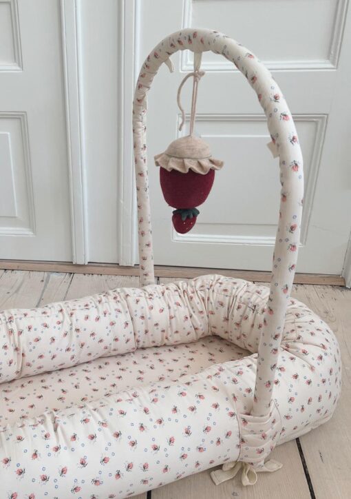 DELISTED Konges Sløjd Babynest mit Activity-Bogen „Brise d'Ete“, 83x43cm